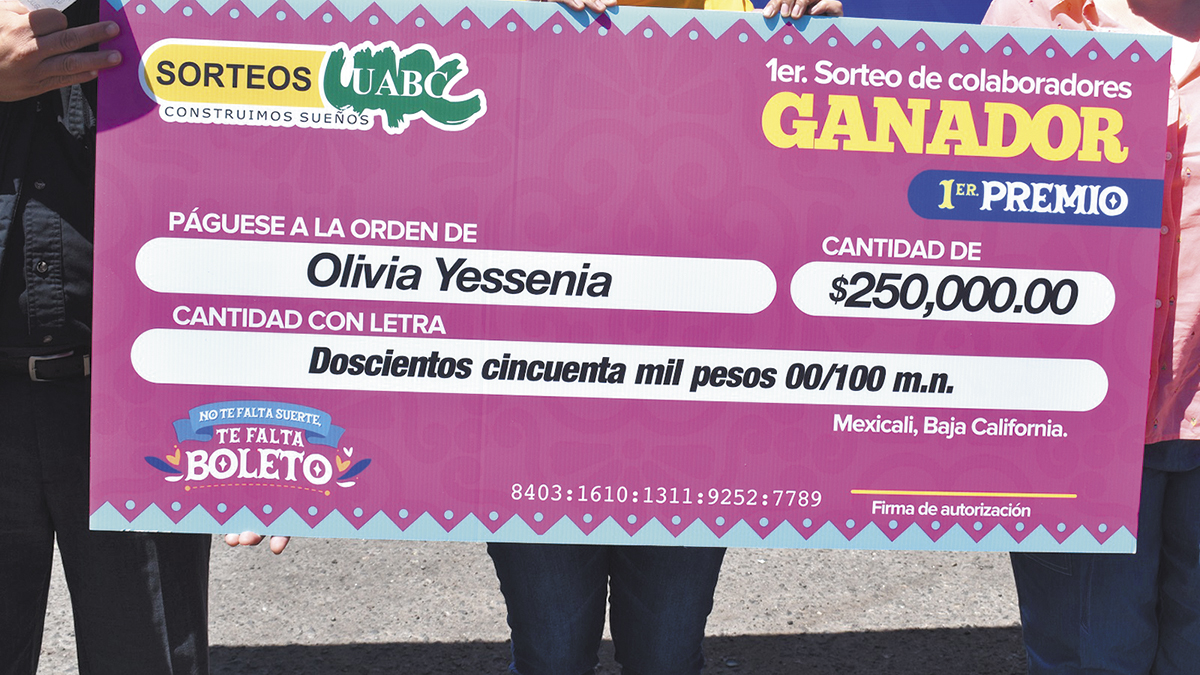 Cheque a ganadora del Sorteo Colaboradores de UABC – Semanario El Pionero